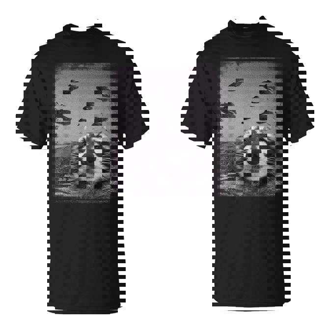 Raccoon Ufo Selfie Ufo Scared Racoon Alien Weird Meme T-Shirt | Mazezy